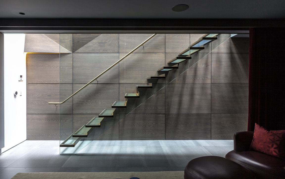 Floating glass staircase - Glass Times